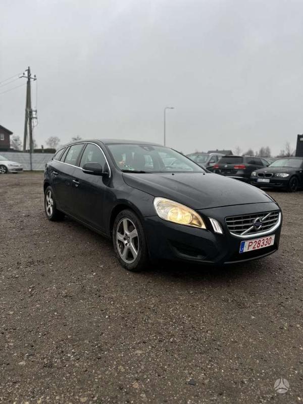 Black Volvo V60 2012 in Kaunas, with an engine capacity of 1.60 L and mileage of 331 thousand km for 3900 €, photo 3 on AUTOMOTO.COM.LV
