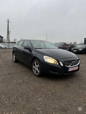 Black Volvo V60 2012 in Kaunas, with an engine capacity of 1.60 L and mileage of 331 thousand km for 3900 €, photo 3 on AUTOMOTO.COM.LV