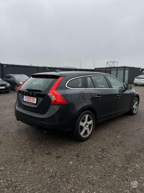 Black Volvo V60 2012 in Kaunas, with an engine capacity of 1.60 L and mileage of 331 thousand km for 3900 €, photo 4 on AUTOMOTO.COM.LV