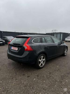 Black Volvo V60 2012 in Kaunas, with an engine capacity of 1.60 L and mileage of 331 thousand km for 3900 €, photo 4 on AUTOMOTO.COM.LV