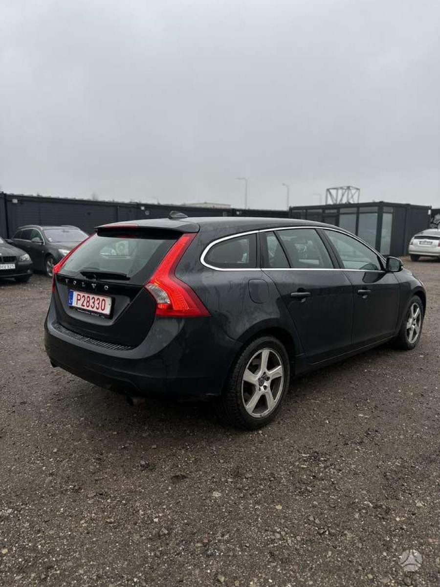 Black Volvo V60 2012 in Kaunas, with an engine capacity of 1.60 L and mileage of 331 thousand km for 3900 €, photo 4 on AUTOMOTO.COM.LV