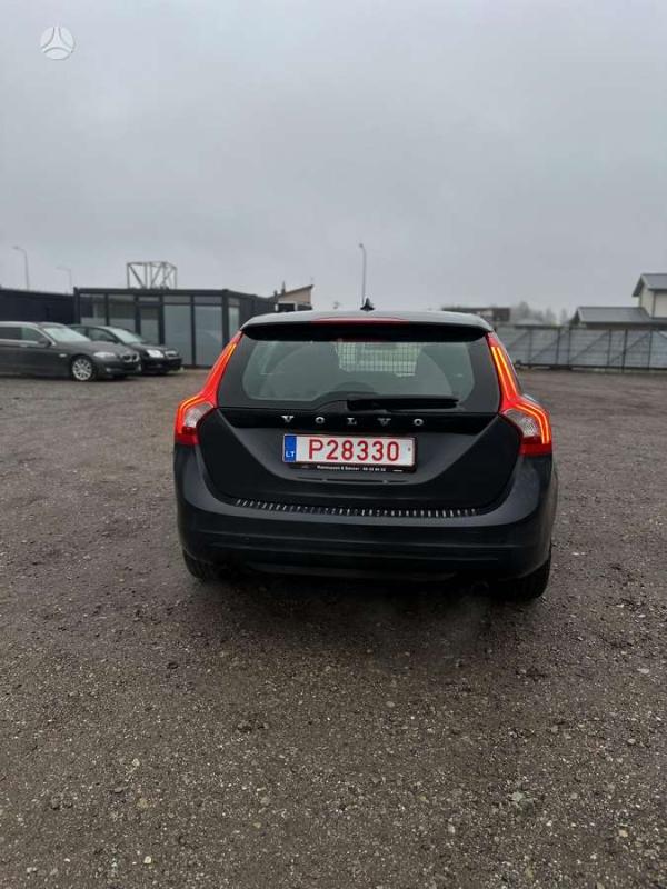 Black Volvo V60 2012 in Kaunas, with an engine capacity of 1.60 L and mileage of 331 thousand km for 3900 €, photo 5 on AUTOMOTO.COM.LV