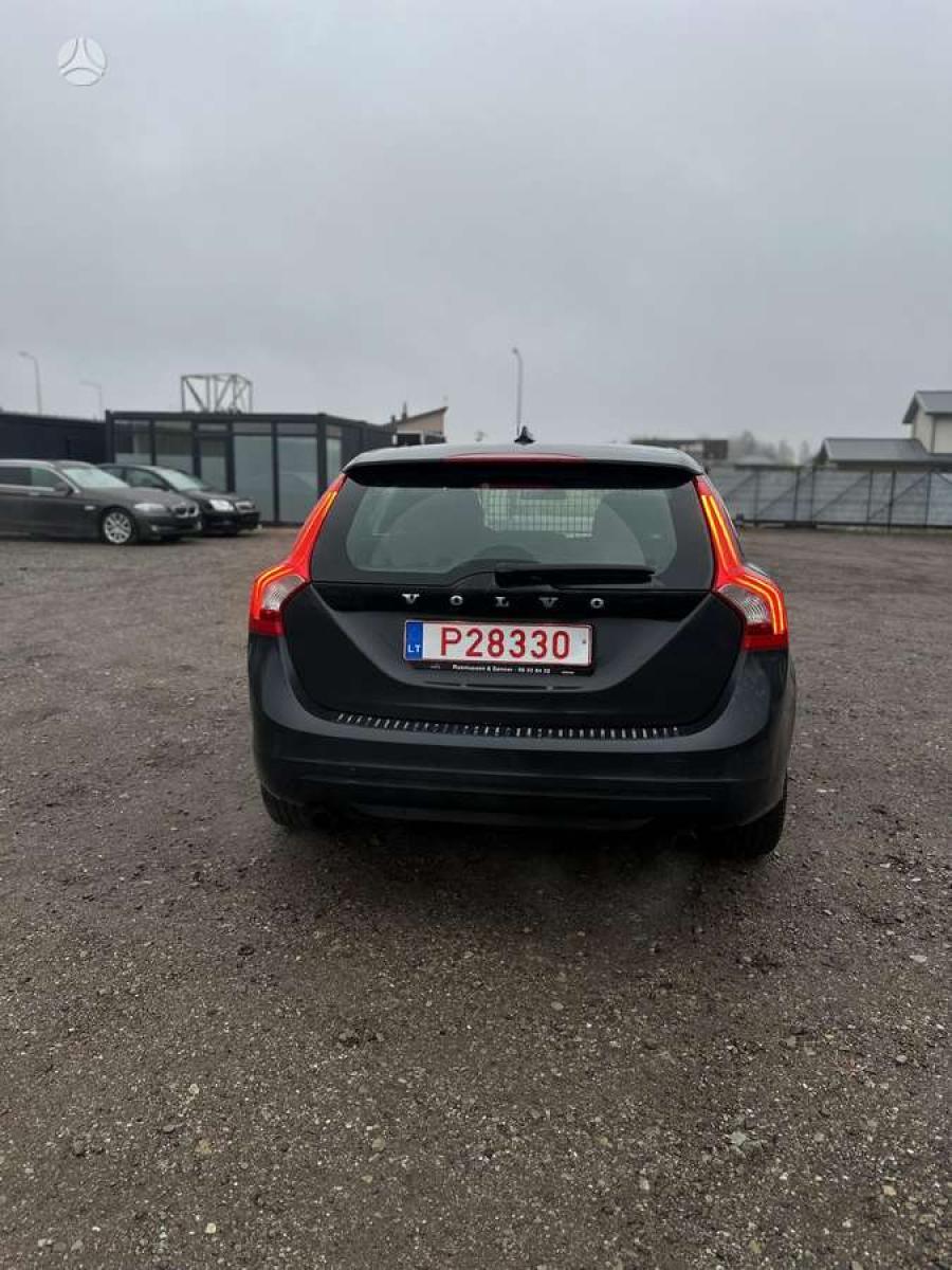 Black Volvo V60 2012 in Kaunas, with an engine capacity of 1.60 L and mileage of 331 thousand km for 3900 €, photo 5 on AUTOMOTO.COM.LV