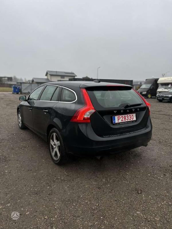 Black Volvo V60 2012 in Kaunas, with an engine capacity of 1.60 L and mileage of 331 thousand km for 3900 €, photo 6 on AUTOMOTO.COM.LV