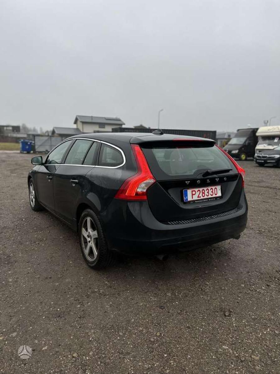 Black Volvo V60 2012 in Kaunas, with an engine capacity of 1.60 L and mileage of 331 thousand km for 3900 €, photo 6 on AUTOMOTO.COM.LV