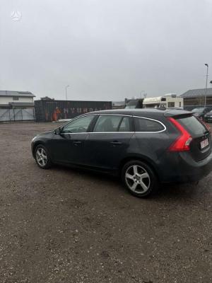 Black Volvo V60 2012 in Kaunas, with an engine capacity of 1.60 L and mileage of 331 thousand km for 3900 €, photo 7 on AUTOMOTO.COM.LV