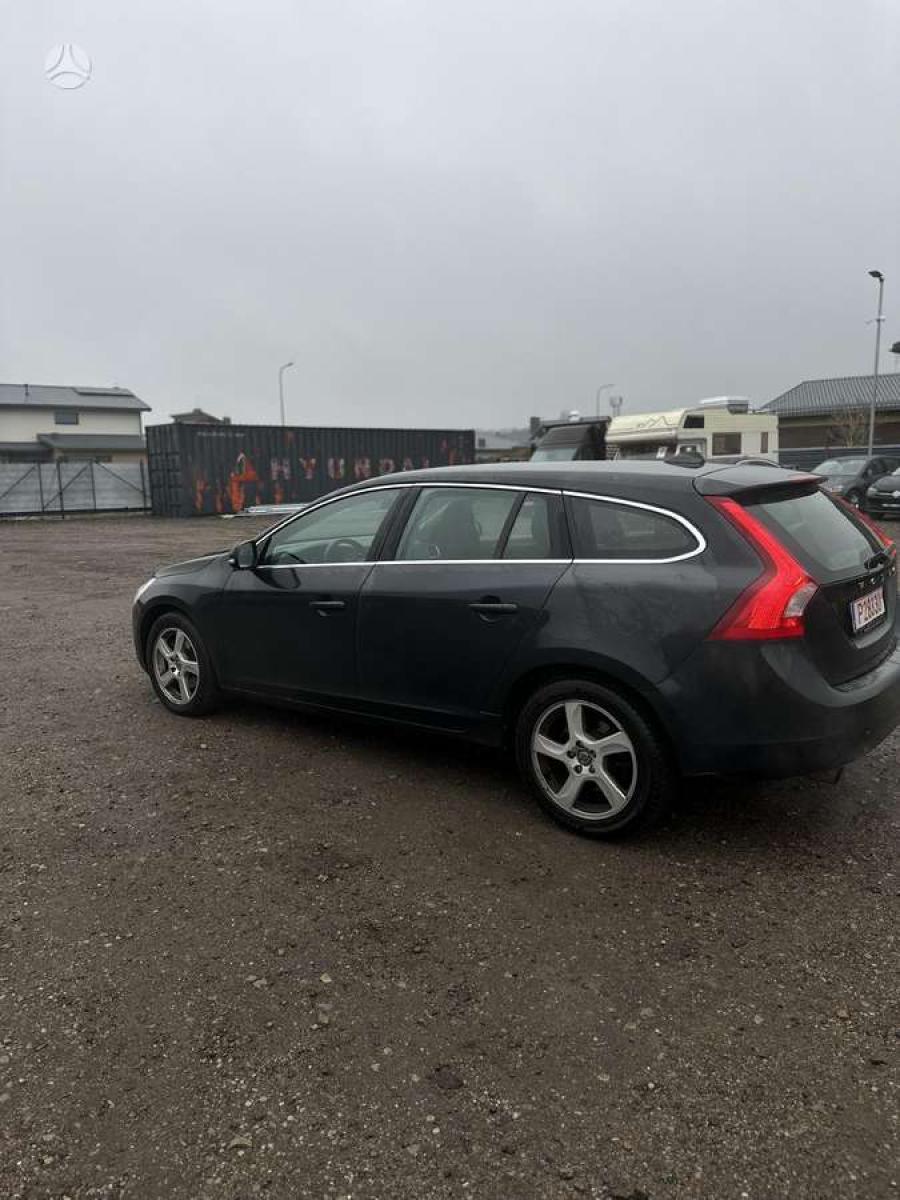 Black Volvo V60 2012 in Kaunas, with an engine capacity of 1.60 L and mileage of 331 thousand km for 3900 €, photo 7 on AUTOMOTO.COM.LV
