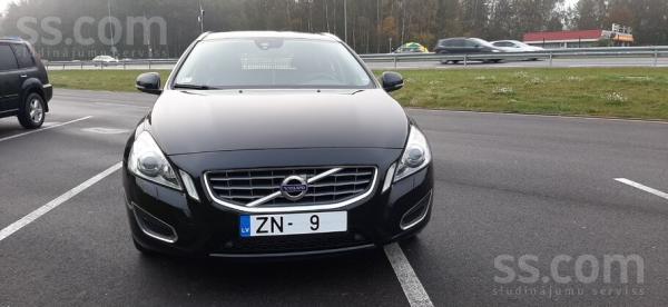 Black Volvo V60 2012 in Riga, with an engine capacity of 2.00 L and mileage of 305 thousand km for 2750 €, photo 1 on AUTOMOTO.COM.LV