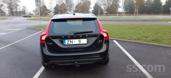 Black Volvo V60 2012 in Riga, with an engine capacity of 2.00 L and mileage of 305 thousand km for 2750 €, photo 3 on AUTOMOTO.COM.LV