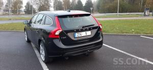 Black Volvo V60 2012 in Riga, with an engine capacity of 2.00 L and mileage of 305 thousand km for 2750 €, photo 4 on AUTOMOTO.COM.LV