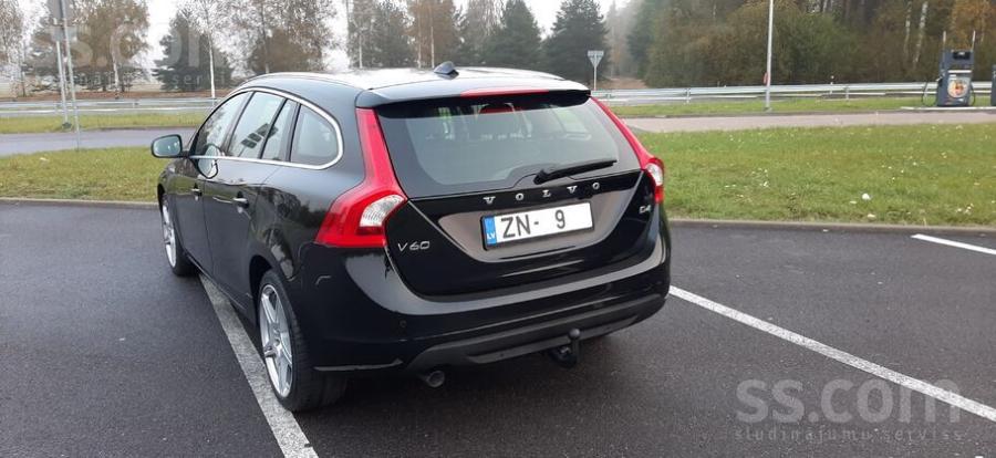 Black Volvo V60 2012 in Riga, with an engine capacity of 2.00 L and mileage of 305 thousand km for 2750 €, photo 4 on AUTOMOTO.COM.LV