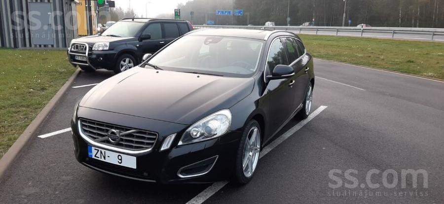 Black Volvo V60 2012 in Riga, with an engine capacity of 2.00 L and mileage of 305 thousand km for 2750 €, photo 6 on AUTOMOTO.COM.LV