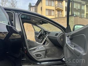 Black Volvo V60 2012 in Riga, with an engine capacity of 2.00 L and mileage of 305 thousand km for 2750 €, photo 9 on AUTOMOTO.COM.LV