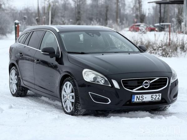 Black Volvo V60 2012 in Ogre, with an engine capacity of 2.40 L and mileage of 369 thousand km for 7200 €, photo 1 on AUTOMOTO.COM.LV