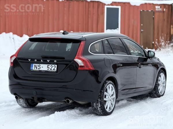 Black Volvo V60 2012 in Ogre, with an engine capacity of 2.40 L and mileage of 369 thousand km for 7200 €, photo 4 on AUTOMOTO.COM.LV