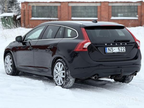 Black Volvo V60 2012 in Ogre, with an engine capacity of 2.40 L and mileage of 369 thousand km for 7200 €, photo 5 on AUTOMOTO.COM.LV