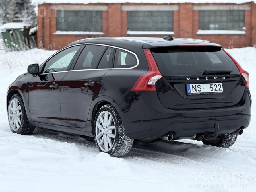 Melns Volvo V60 2012 Ogre, ar dzinēja tilpumu 2.40 L un nobraukumu 369 tūkst. km par 7200 €, foto 5 vietnē AUTOMOTO.COM.LV