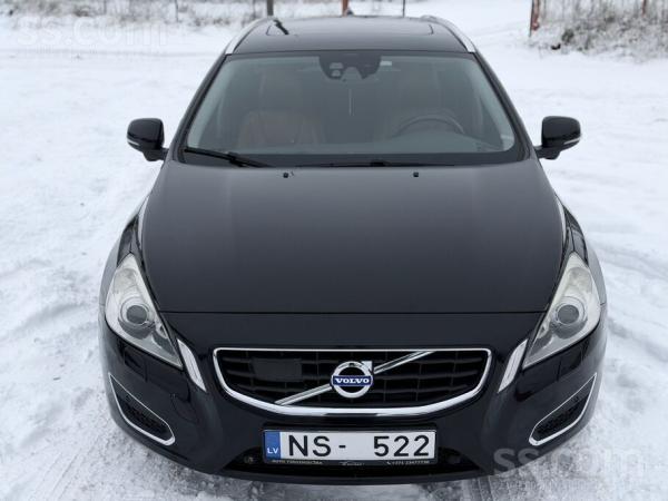 Black Volvo V60 2012 in Ogre, with an engine capacity of 2.40 L and mileage of 369 thousand km for 7200 €, photo 7 on AUTOMOTO.COM.LV
