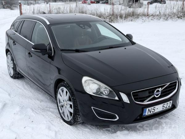 Black Volvo V60 2012 in Ogre, with an engine capacity of 2.40 L and mileage of 369 thousand km for 7200 €, photo 8 on AUTOMOTO.COM.LV