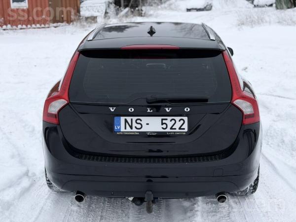 Black Volvo V60 2012 in Ogre, with an engine capacity of 2.40 L and mileage of 369 thousand km for 7200 €, photo 10 on AUTOMOTO.COM.LV