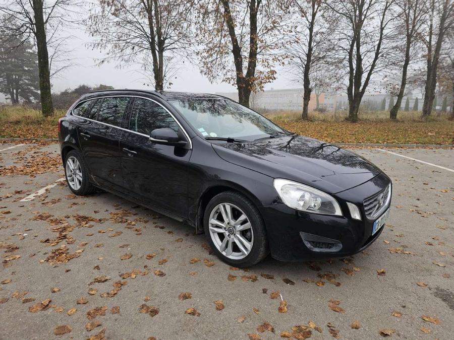 Melns Volvo V60 2012 Tauragė, ar dzinēja tilpumu 1.98 L un nobraukumu 281 tūkst. km par 5300 €, foto 3 vietnē AUTOMOTO.COM.LV
