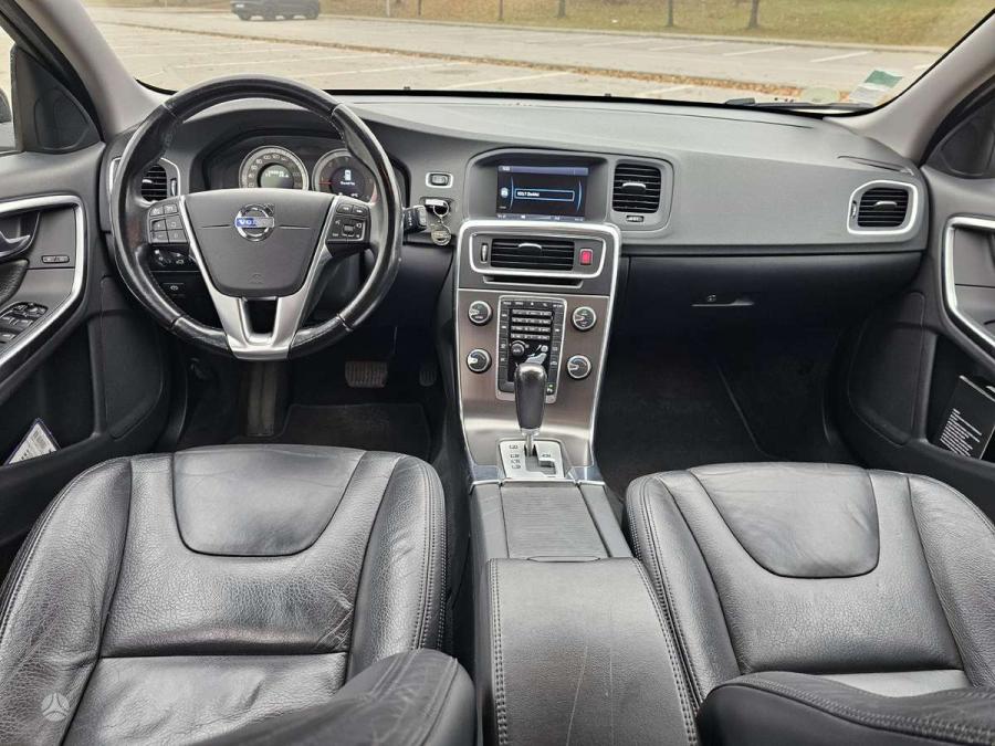 Melns Volvo V60 2012 Tauragė, ar dzinēja tilpumu 1.98 L un nobraukumu 281 tūkst. km par 5300 €, foto 16 vietnē AUTOMOTO.COM.LV