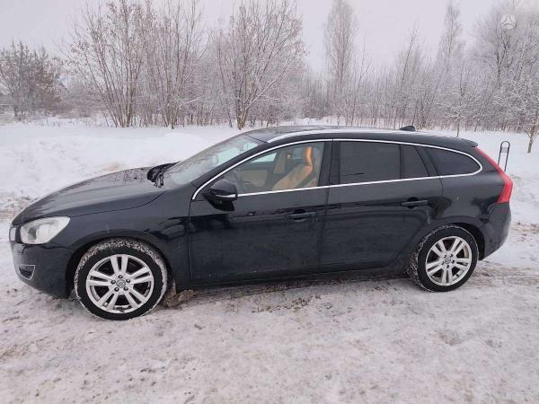 Black Volvo V60 2012 in Panevezys, with an engine capacity of 1.98 L and mileage of 369 thousand km for 5300 €, photo 1 on AUTOMOTO.COM.LV