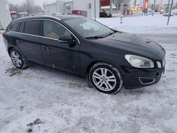 Black Volvo V60 2012 in Panevezys, with an engine capacity of 1.98 L and mileage of 369 thousand km for 5300 €, photo 2 on AUTOMOTO.COM.LV