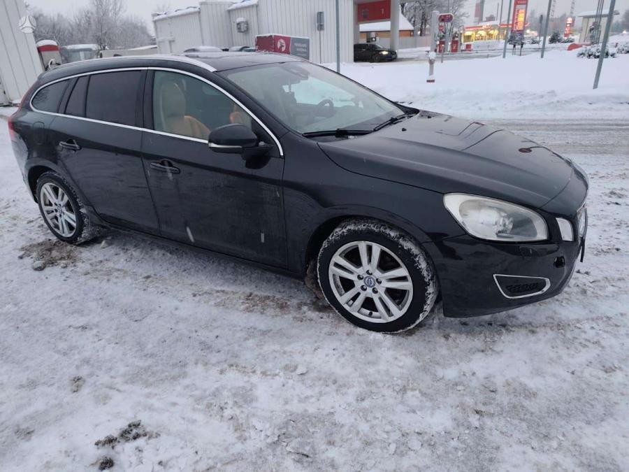 Melns Volvo V60 2012 Panevēža, ar dzinēja tilpumu 1.98 L un nobraukumu 369 tūkst. km par 5300 €, foto 2 vietnē AUTOMOTO.COM.LV