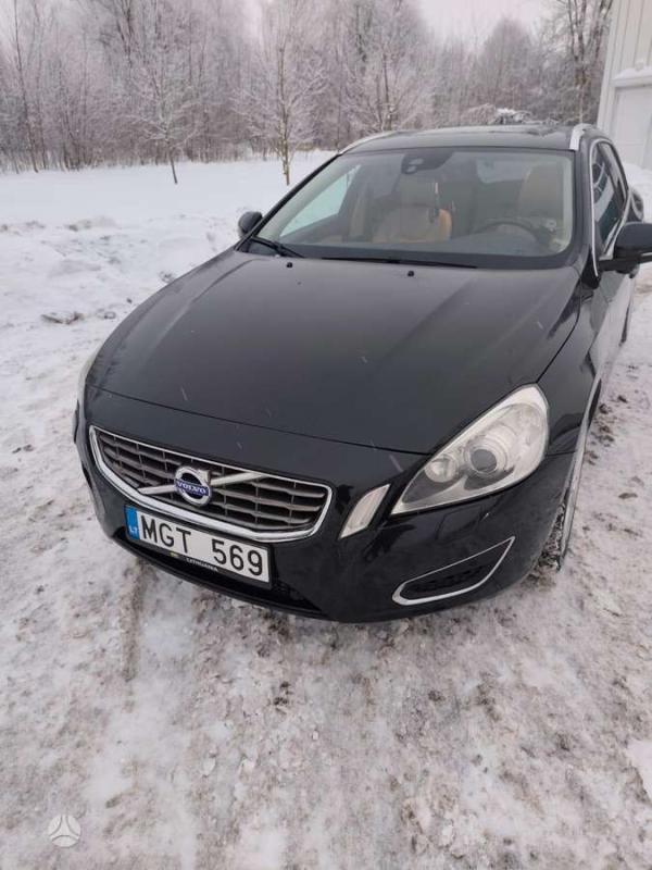 Black Volvo V60 2012 in Panevezys, with an engine capacity of 1.98 L and mileage of 369 thousand km for 5300 €, photo 3 on AUTOMOTO.COM.LV