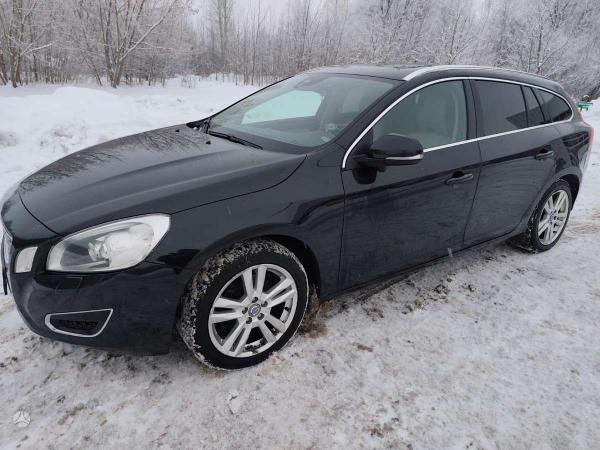 Black Volvo V60 2012 in Panevezys, with an engine capacity of 1.98 L and mileage of 369 thousand km for 5300 €, photo 7 on AUTOMOTO.COM.LV