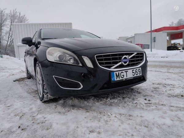 Black Volvo V60 2012 in Panevezys, with an engine capacity of 1.98 L and mileage of 369 thousand km for 5300 €, photo 8 on AUTOMOTO.COM.LV