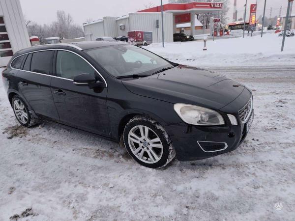 Black Volvo V60 2012 in Panevezys, with an engine capacity of 1.98 L and mileage of 369 thousand km for 5300 €, photo 9 on AUTOMOTO.COM.LV