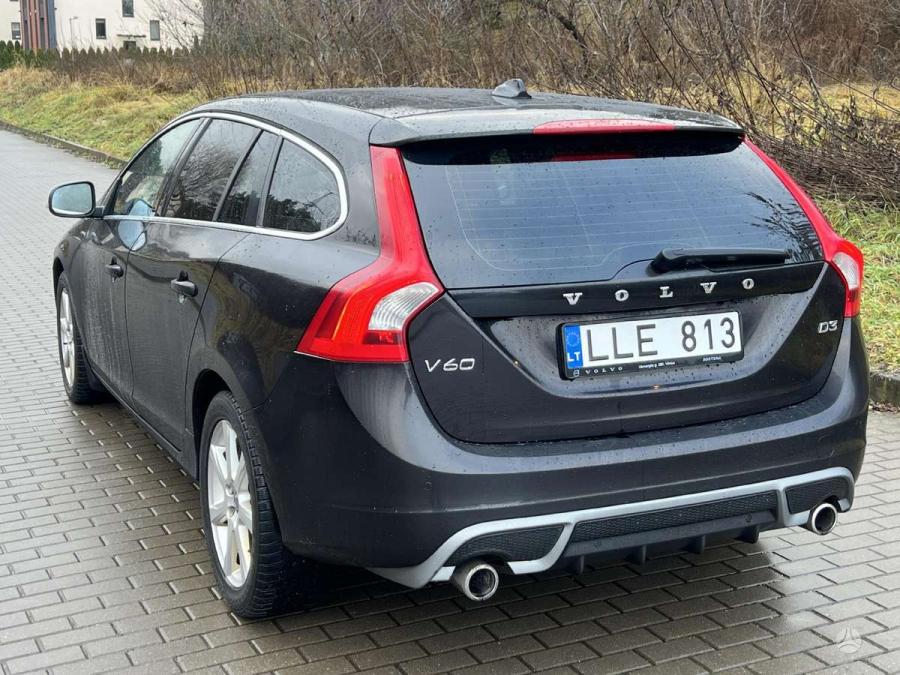 Melns Volvo V60 2012 Viļņa, ar dzinēja tilpumu 2.00 L un nobraukumu 342 tūkst. km par 6200 €, foto 2 vietnē AUTOMOTO.COM.LV