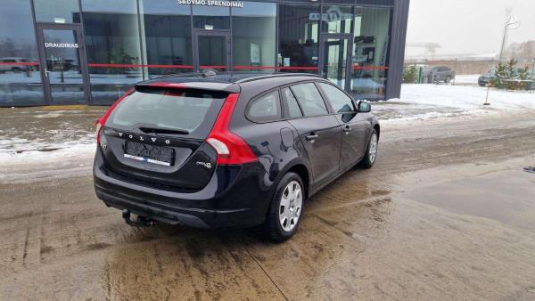 Black Volvo V60 2012 in Siauliai, with an engine capacity of 1.60 L and mileage of 280 thousand km for 4900 €, photo 4 on AUTOMOTO.COM.LV
