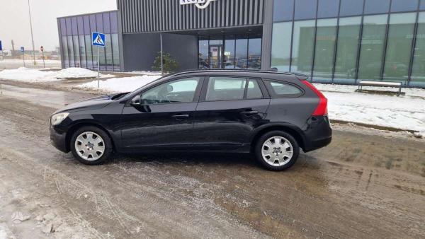 Black Volvo V60 2012 in Siauliai, with an engine capacity of 1.60 L and mileage of 280 thousand km for 4900 €, photo 8 on AUTOMOTO.COM.LV