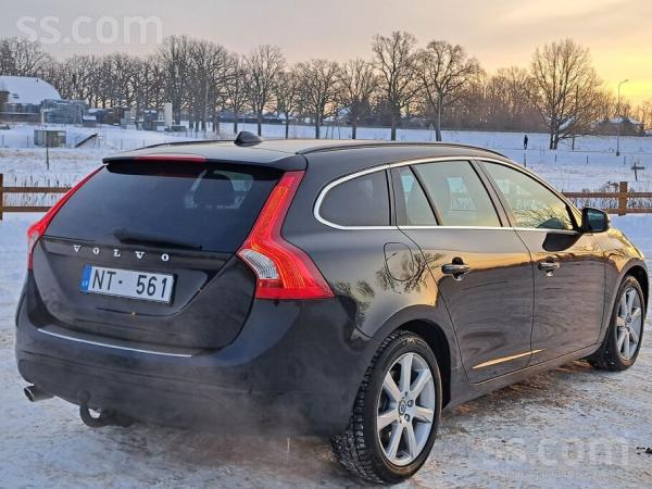 Black Volvo V60 2012 in Valmiera, with an engine capacity of 1.60 L and mileage of 255 thousand km for 6200 €, photo 4 on AUTOMOTO.COM.LV