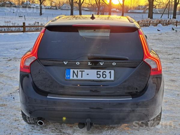 Black Volvo V60 2012 in Valmiera, with an engine capacity of 1.60 L and mileage of 255 thousand km for 6200 €, photo 5 on AUTOMOTO.COM.LV
