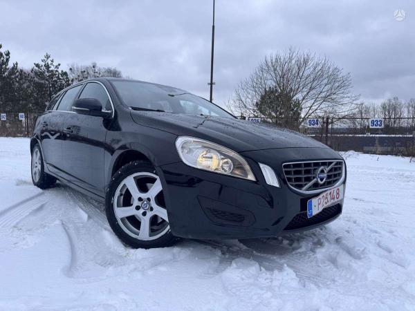 Black Volvo V60 2012 in Alytus, with an engine capacity of 1.98 L and mileage of 273 thousand km for 5650 €, photo 5 on AUTOMOTO.COM.LV
