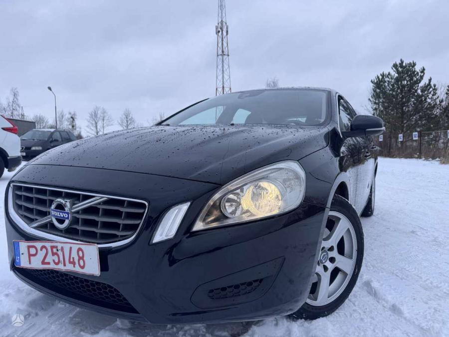 Black Volvo V60 2012 in Alytus, with an engine capacity of 1.98 L and mileage of 273 thousand km for 5650 €, photo 4 on AUTOMOTO.COM.LV