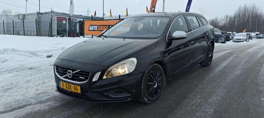 Black Volvo V60 2012 in Kaunas, with an engine capacity of 1.98 L and mileage of 246 thousand km for 5850 €, photo 1 on AUTOMOTO.COM.LV