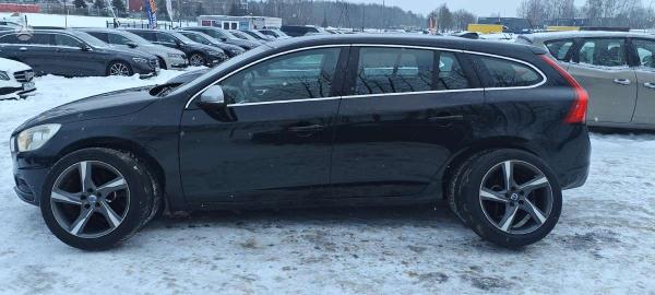 Black Volvo V60 2012 in Kaunas, with an engine capacity of 1.98 L and mileage of 246 thousand km for 5850 €, photo 2 on AUTOMOTO.COM.LV