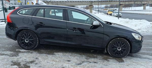 Black Volvo V60 2012 in Kaunas, with an engine capacity of 1.98 L and mileage of 246 thousand km for 5850 €, photo 3 on AUTOMOTO.COM.LV
