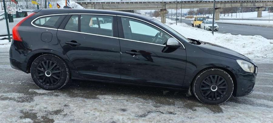 Black Volvo V60 2012 in Kaunas, with an engine capacity of 1.98 L and mileage of 246 thousand km for 5850 €, photo 3 on AUTOMOTO.COM.LV