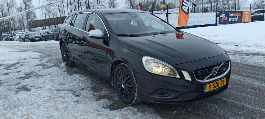 Black Volvo V60 2012 in Kaunas, with an engine capacity of 1.98 L and mileage of 246 thousand km for 5850 €, photo 5 on AUTOMOTO.COM.LV