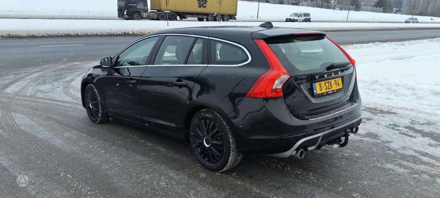 Black Volvo V60 2012 in Kaunas, with an engine capacity of 1.98 L and mileage of 246 thousand km for 5850 €, photo 8 on AUTOMOTO.COM.LV