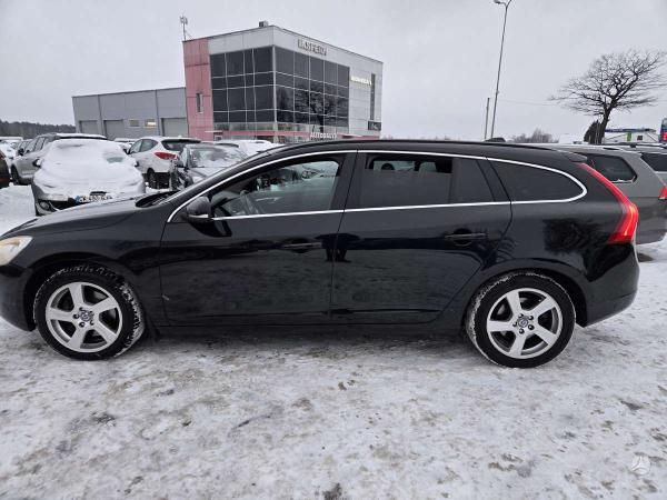 Black Volvo V60 2012 in Taurage, with an engine capacity of 2.40 L and mileage of 228 thousand km for 6100 €, photo 2 on AUTOMOTO.COM.LV