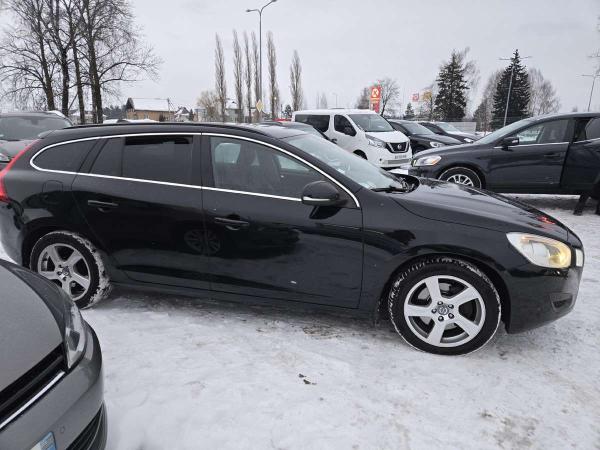 Black Volvo V60 2012 in Taurage, with an engine capacity of 2.40 L and mileage of 228 thousand km for 6100 €, photo 7 on AUTOMOTO.COM.LV