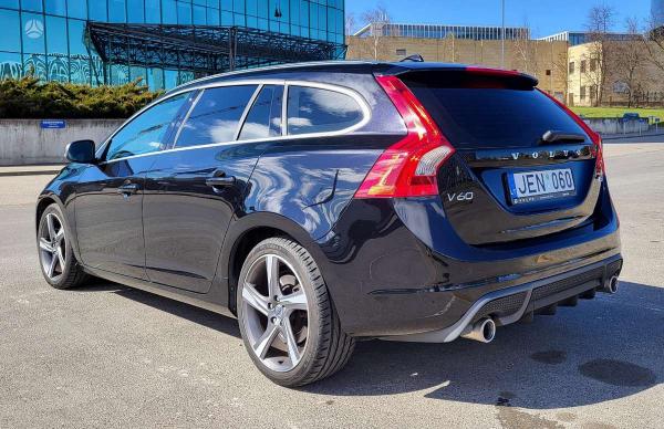 Melns Volvo V60 2012 Viļņa, ar dzinēja tilpumu 1.98 L un nobraukumu 284 tūkst. km par 7099 €, foto 3 vietnē AUTOMOTO.COM.LV