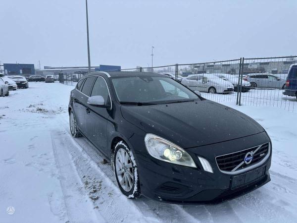 Black Volvo V60 2012 in Marijampole, with an engine capacity of 1.56 L and mileage of 216 thousand km for 5450 €, photo 3 on AUTOMOTO.COM.LV